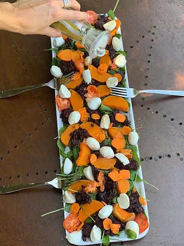 Ensalada de calabaza, boconccinos y morcilla